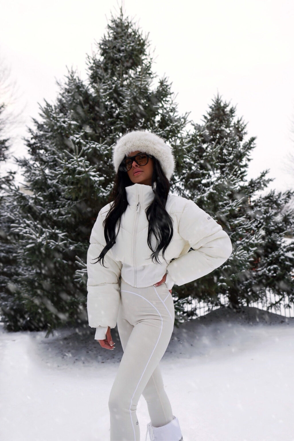 These Chic Snow Outfits Make Dressing for Winter Easy - Mia Mia Mine
